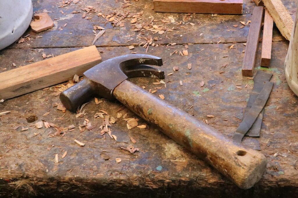 Wooden, Steel or Fibreglass? Comparing Claw Hammer Handles